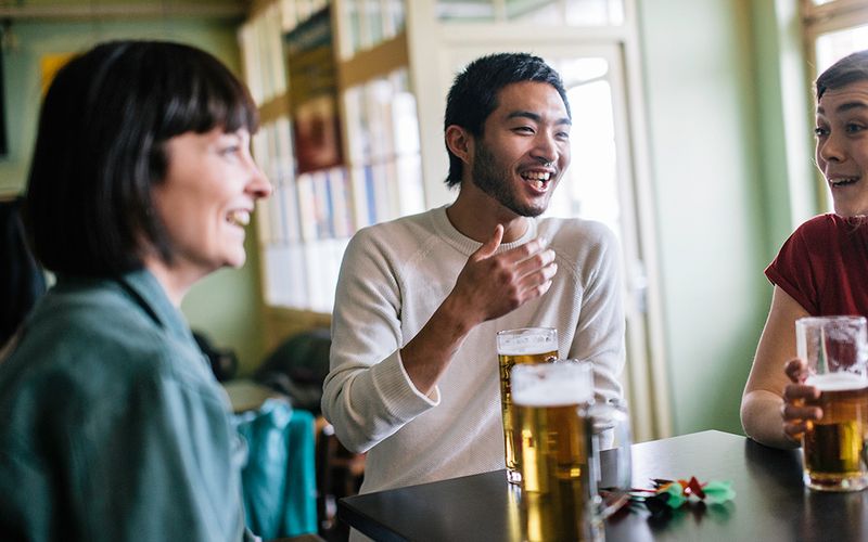 18 warning signs men notice on a first date
