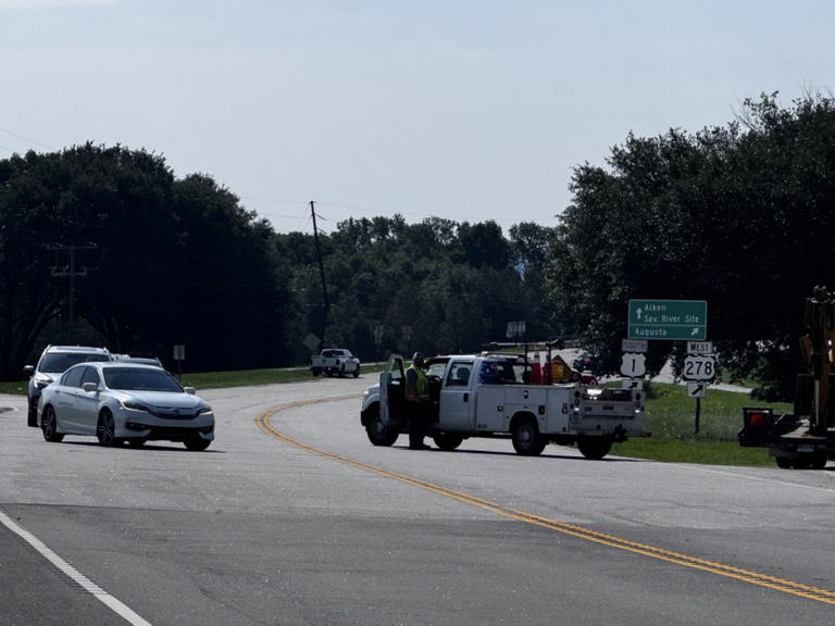 18 wheeler downs power lines in Aiken Co., 1 lane of Atomic Rd. closed