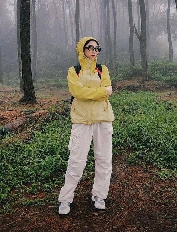 12 outfit camping perempuan yang stylish tapi nyaman