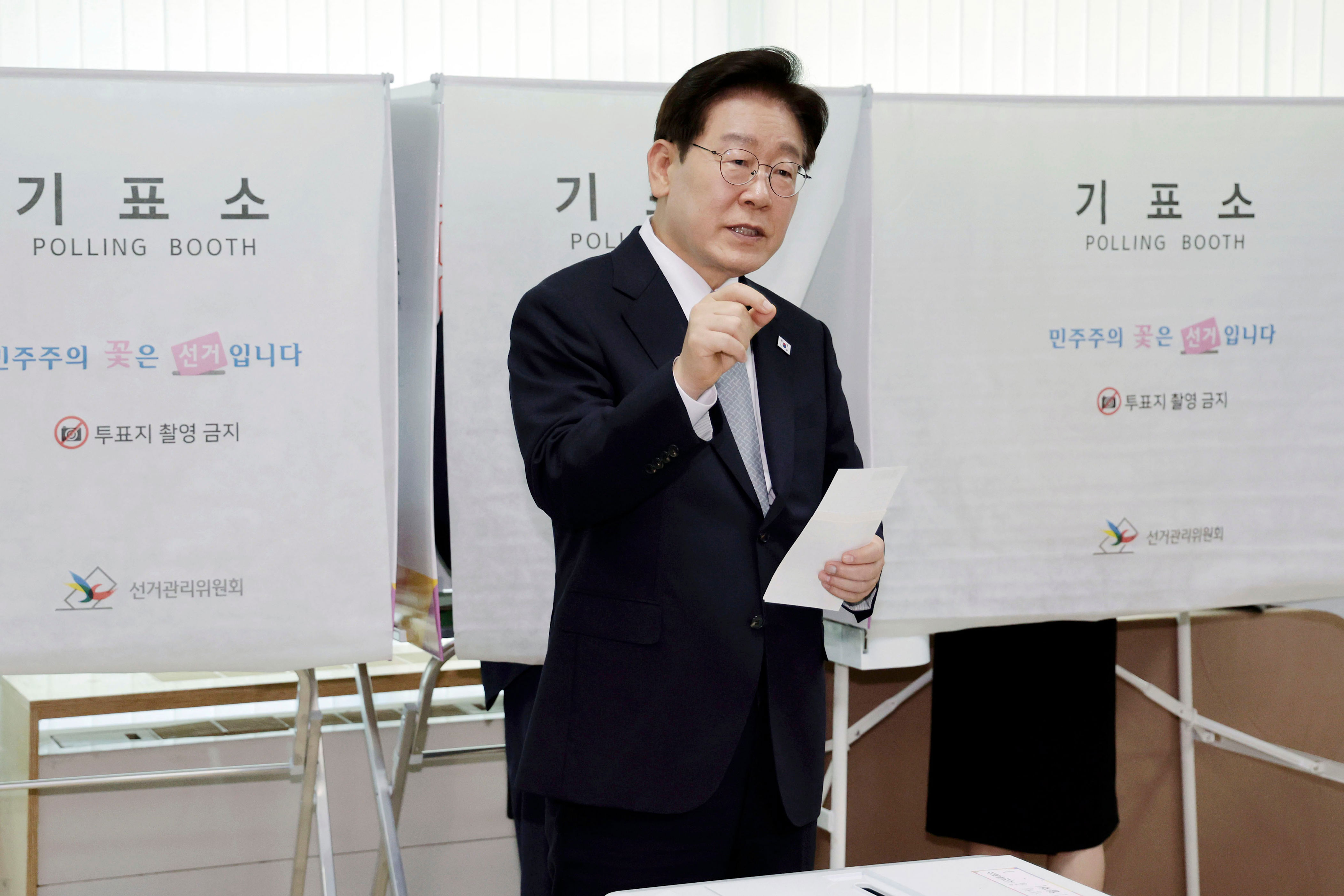President Lee Jae Myung's ballot exposure sparks election law dispute