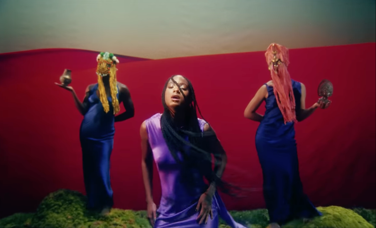 Willow Smith captivates in ethereal purple gown and gold embellishments ...