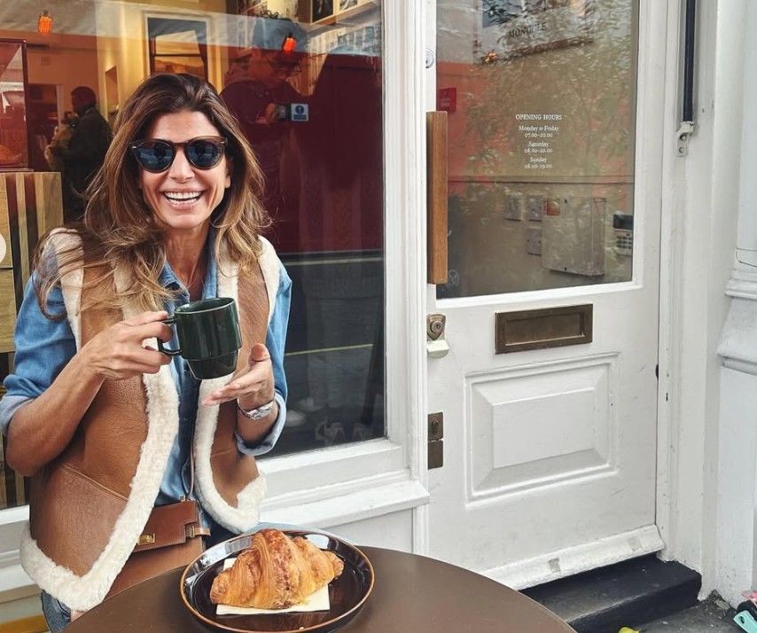 5 looks de invierno con chaleco, jeans anchos y vestidos abrigados