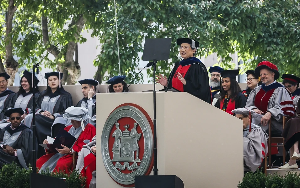 Lisa Su tells MIT grads people, not AI, will shape future
