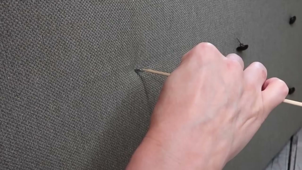 Stell einen Koffer an die Wand im Flur – genialer Trick für mehr Stauraum!