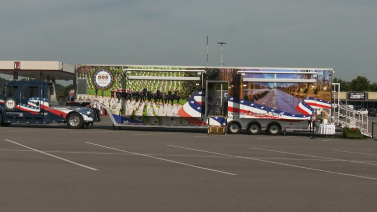 Wreaths Across America exhibit makes its way to Newport, Knoxville