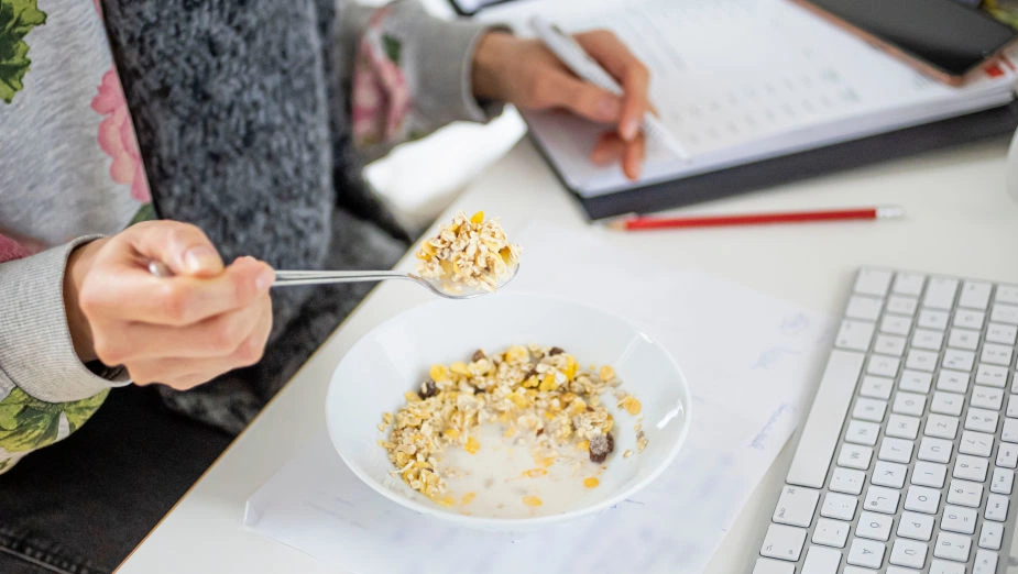 Smart fruit choices for busy office days