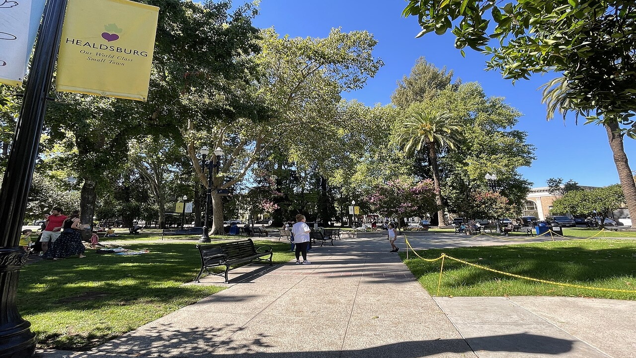One square, three valleys, zero freeways: Healdsburg runs on foot ...