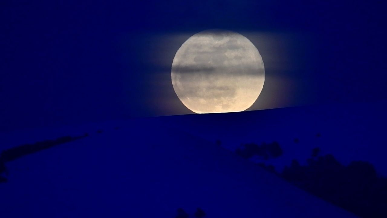 Rare blue moon hides the red light of an ancient star on May 31: Will ...