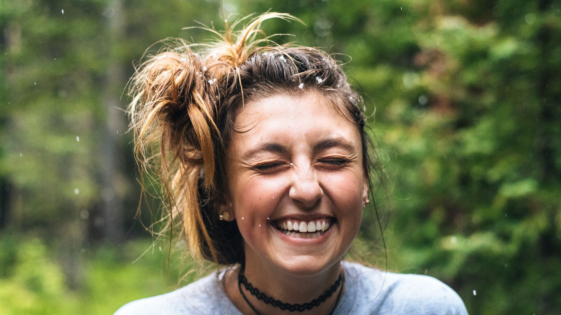 20 signs you're the pretty one in your friend group