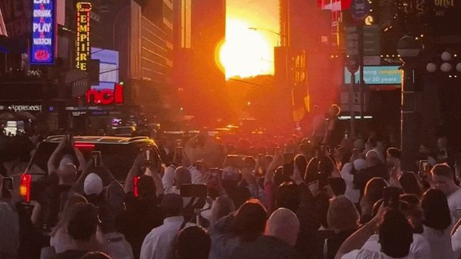 Crowds gather in Times Square to catch stunning 'Manhattanhenge'