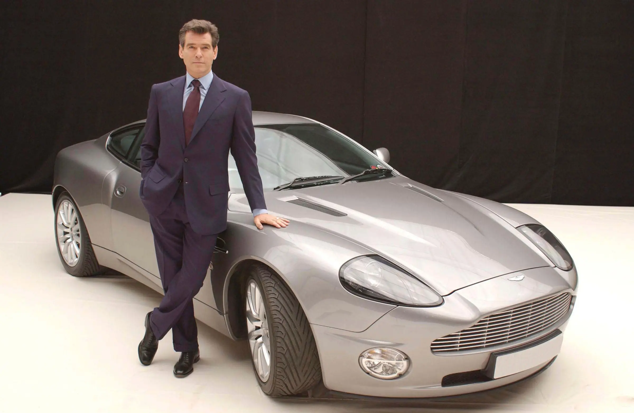 El coche del 007 se redujo a cenizas: Pierce Brosnan perdió el Aston ...