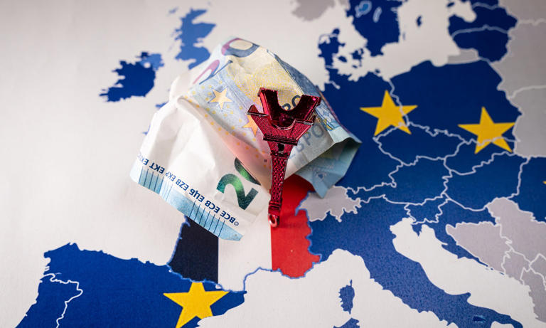 France slides towards recession as GDP goes backwards