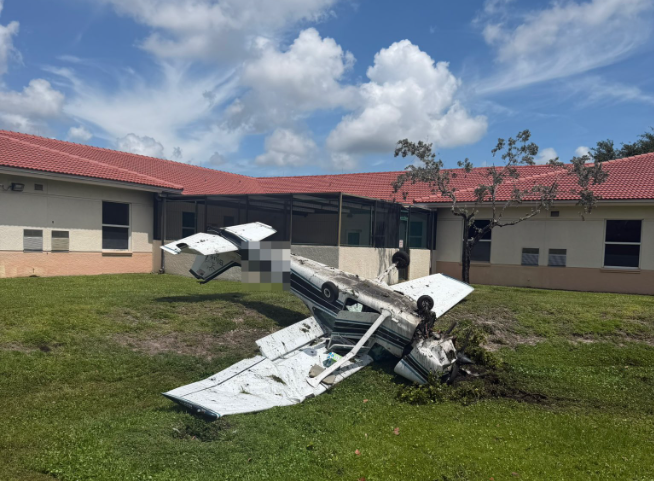 Small plane crashes in Pembroke Pines