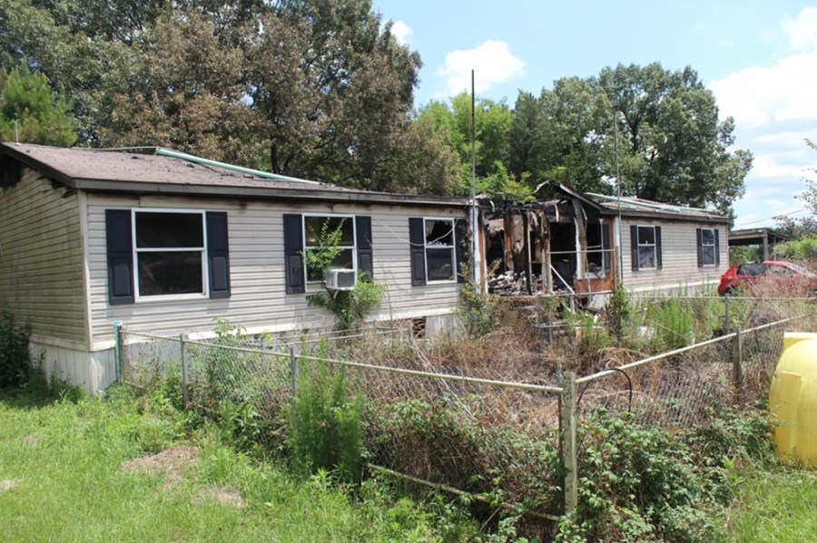 Man escapes, 2 dogs killed in Smith County house fire
