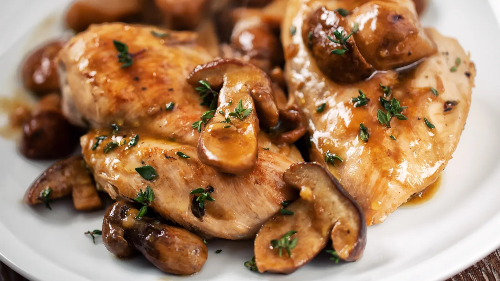 Why Texas Roadhouse’s smothered chicken keeps winning over home cooks