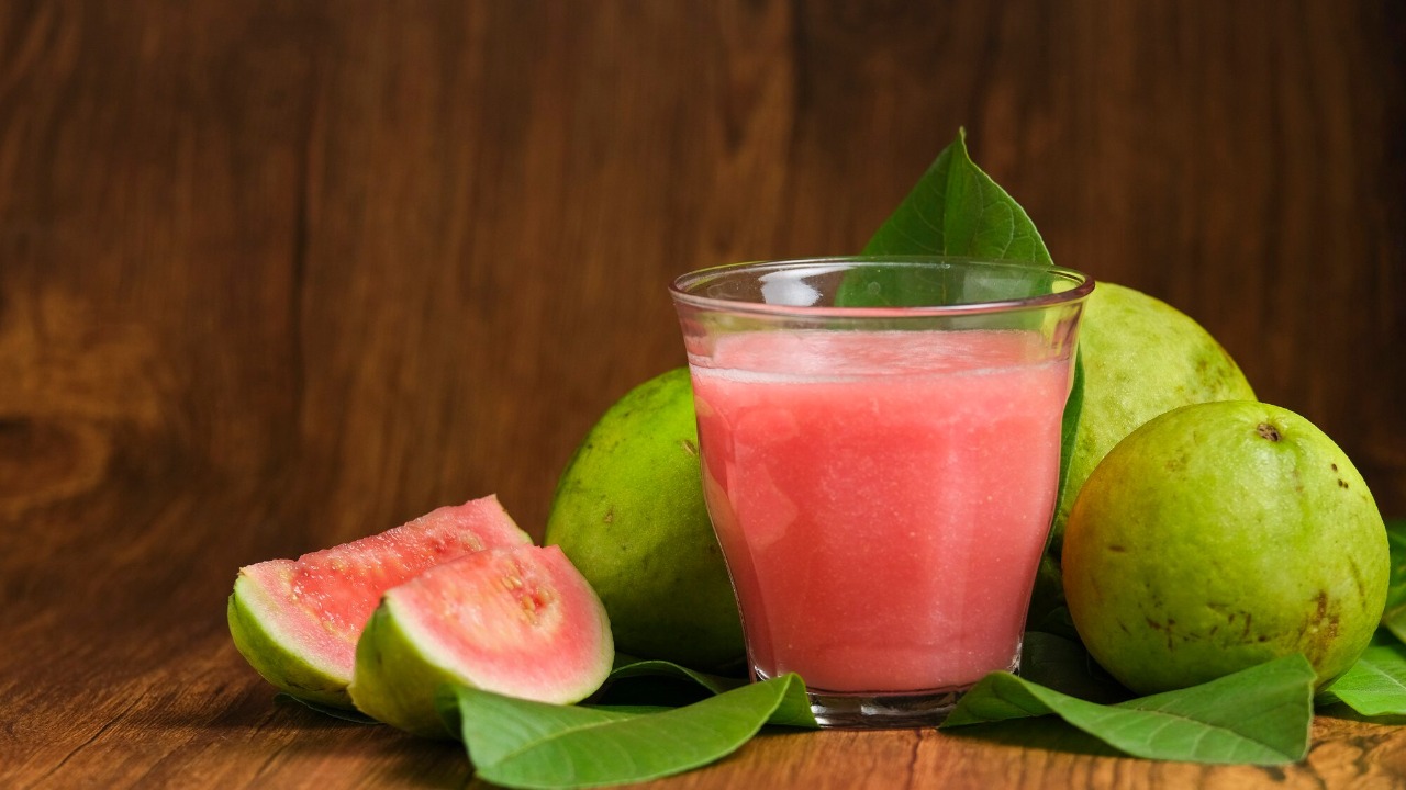 Drinking guava juice alongside iron supplements boosted anemia recovery ...