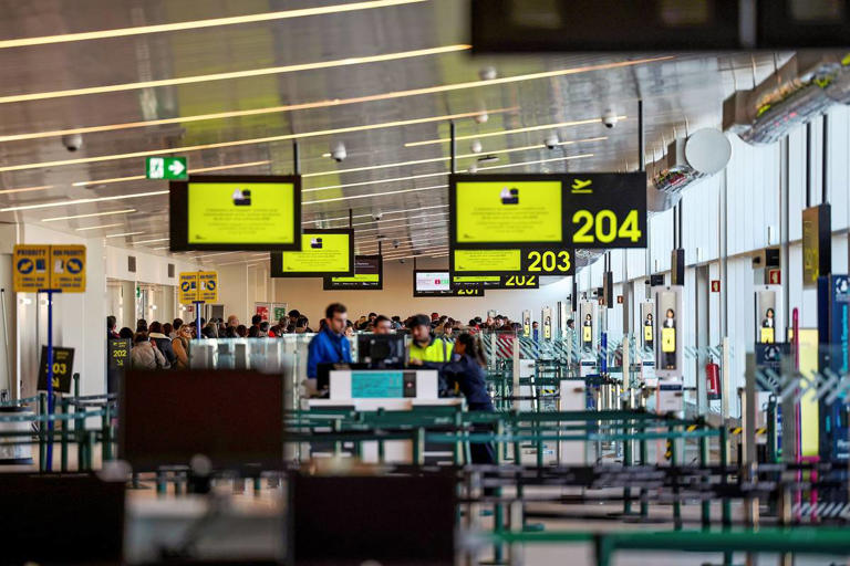 Tempo de espera no controlo de fronteiras em Lisboa cai para metade ...