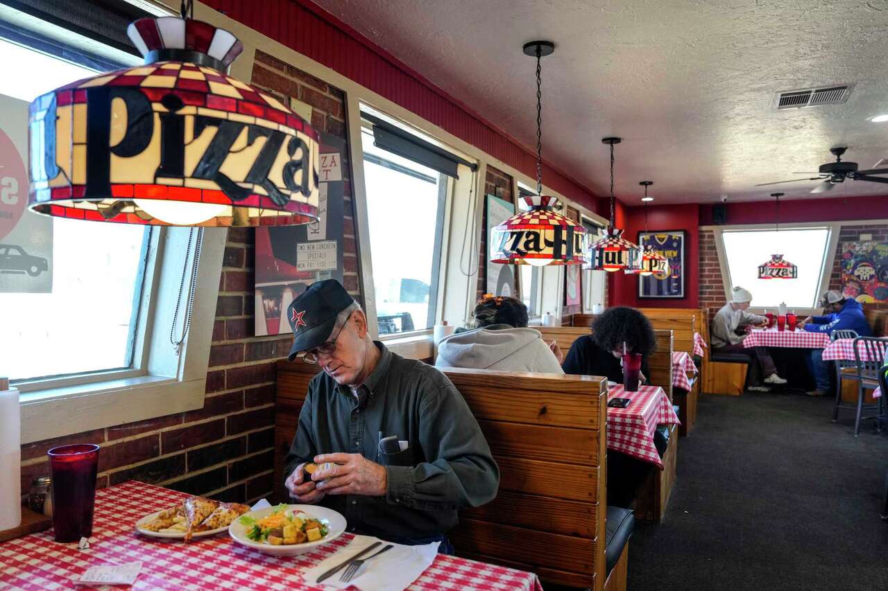 Pizza Hut goes back in time with 1990s-style dining rooms. Here's where ...