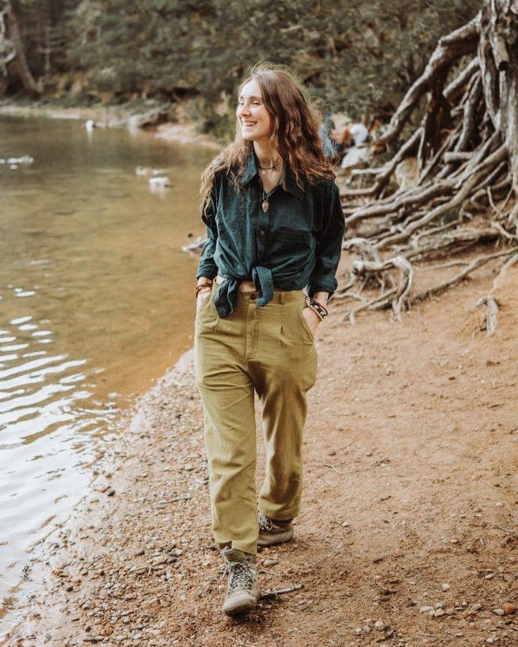 12 outfit camping perempuan yang stylish tapi nyaman