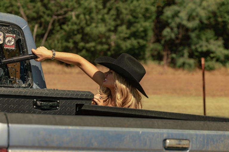 'Dutton Ranch' rebel Natalie Alyn Lind can't roll a joint like Annette ...
