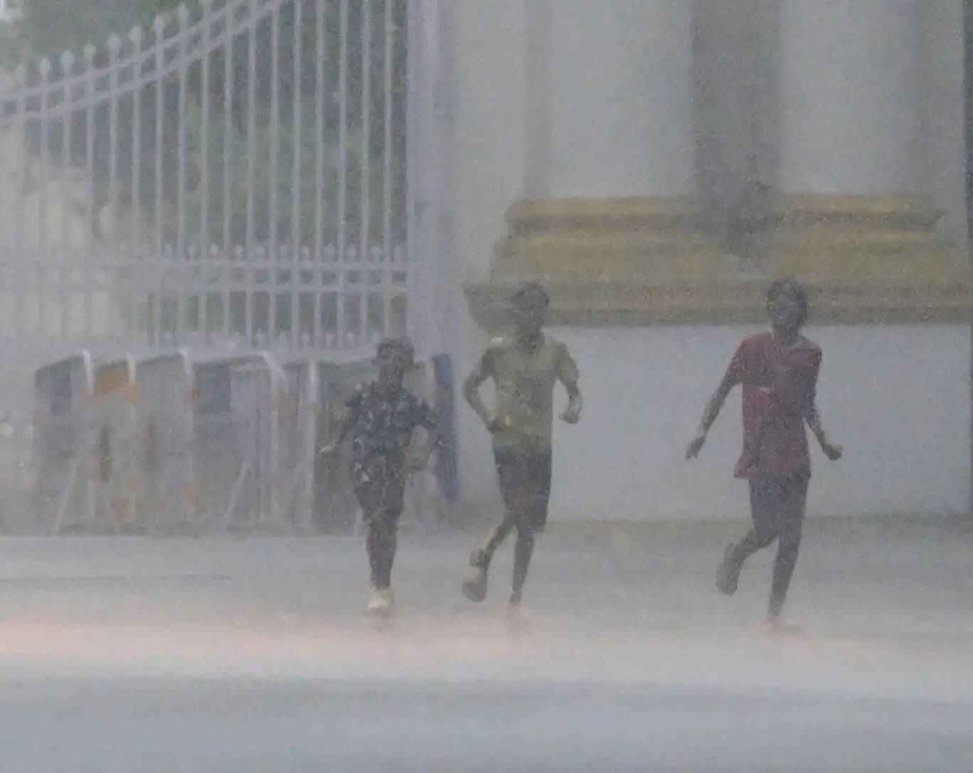40 mm rain brings mercury down by 7°C