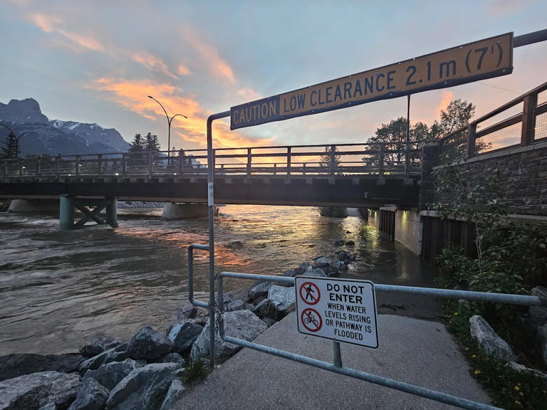 Banff, Calgary urge caution along Bow River as water levels rise