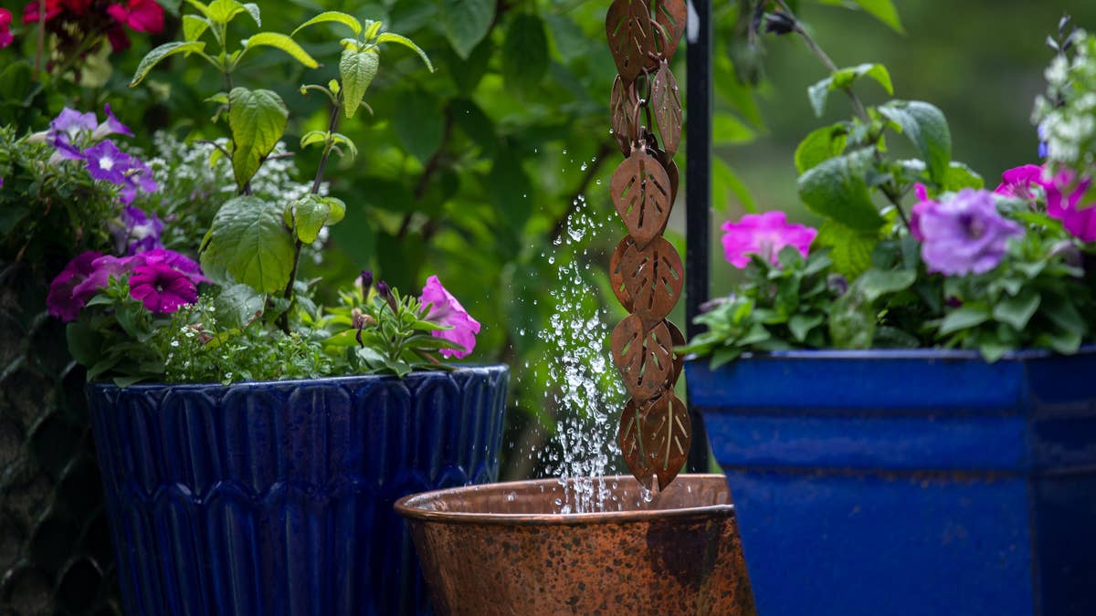 This 10-minute DIY planter fountain instantly upgrades any empty ...