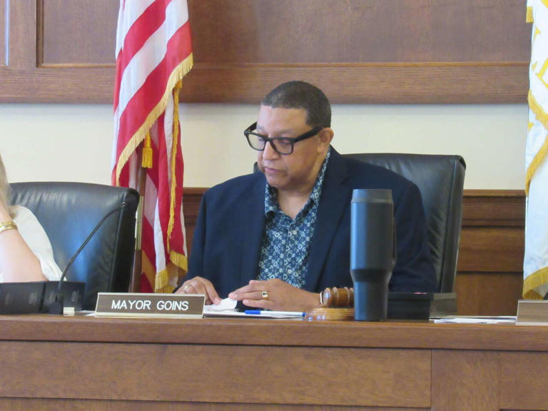 Alton mayor urges City Council to drop legal fees ordinance