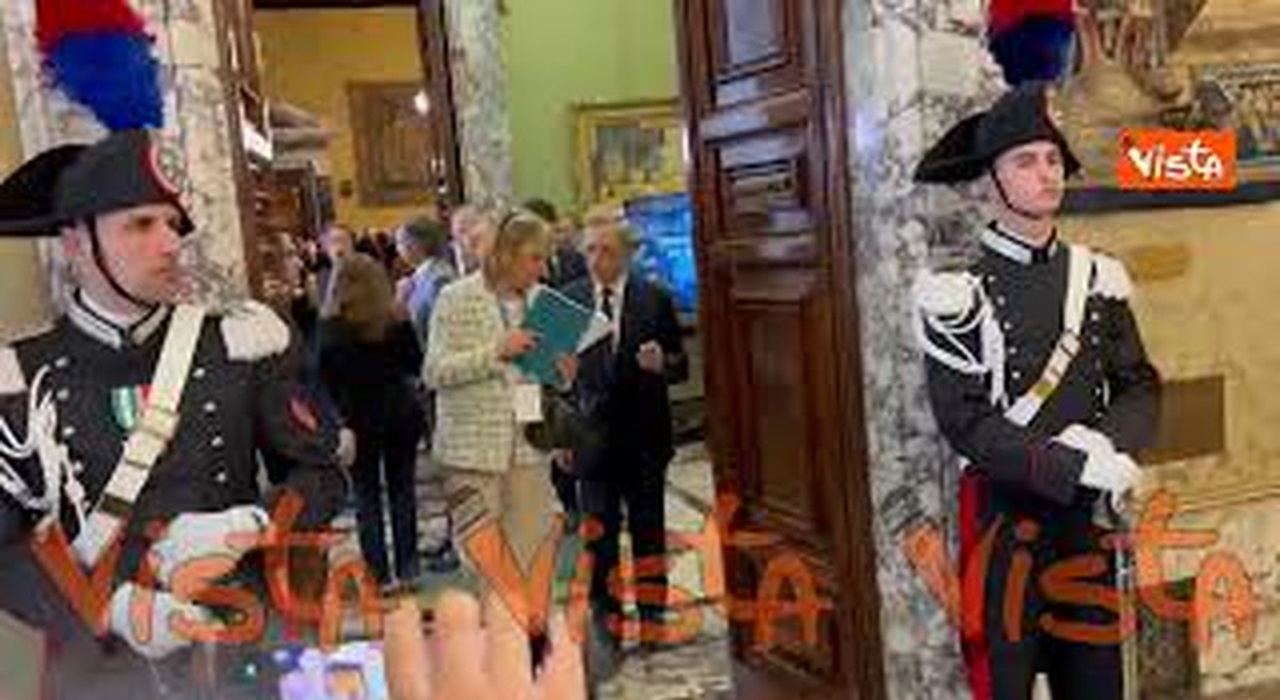 Mario Draghi esce dalla sala di Palazzo Koch dopo la relazione annuale ...