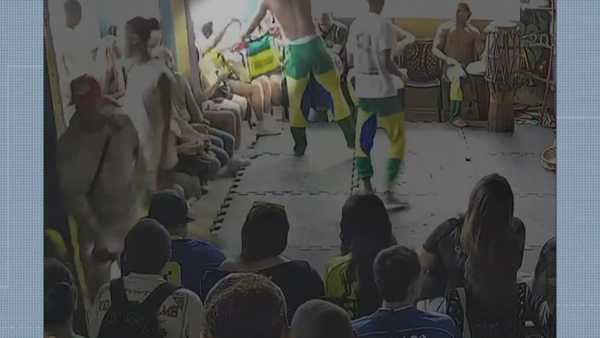 Polícia indicia colombiana que ofereceu banana a capoeirista na Rocinha
