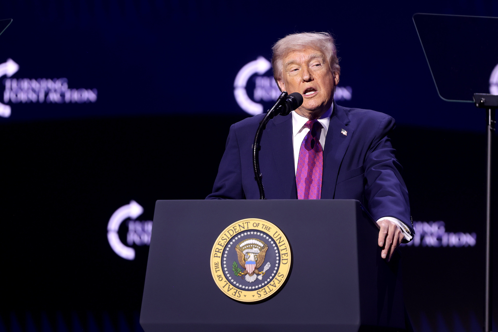 Donald Trump suit bulge: Experts claim tailoring and weight cause ...