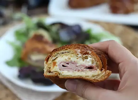 Croissants met ham en kaas