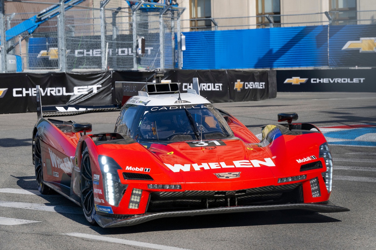 Cadillac sweeps front row for IMSA Detroit sprint race