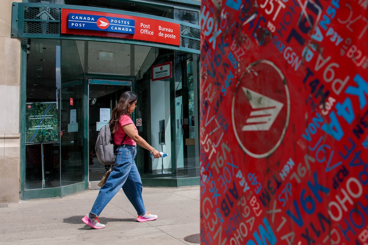 Canada Post workers vote in favour of tentative deal