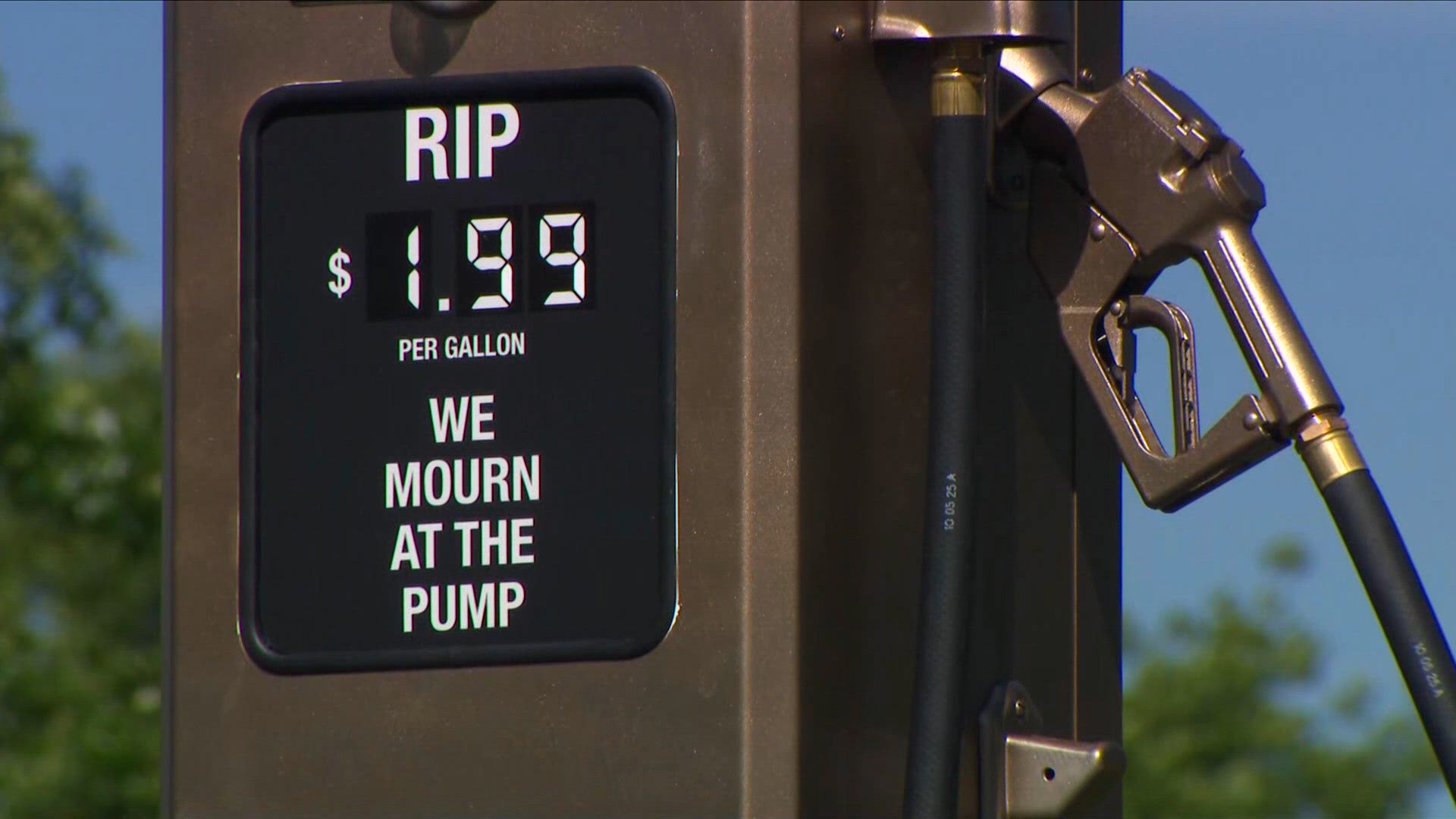 Gas pump state memorializes low gas prices on the National Mall