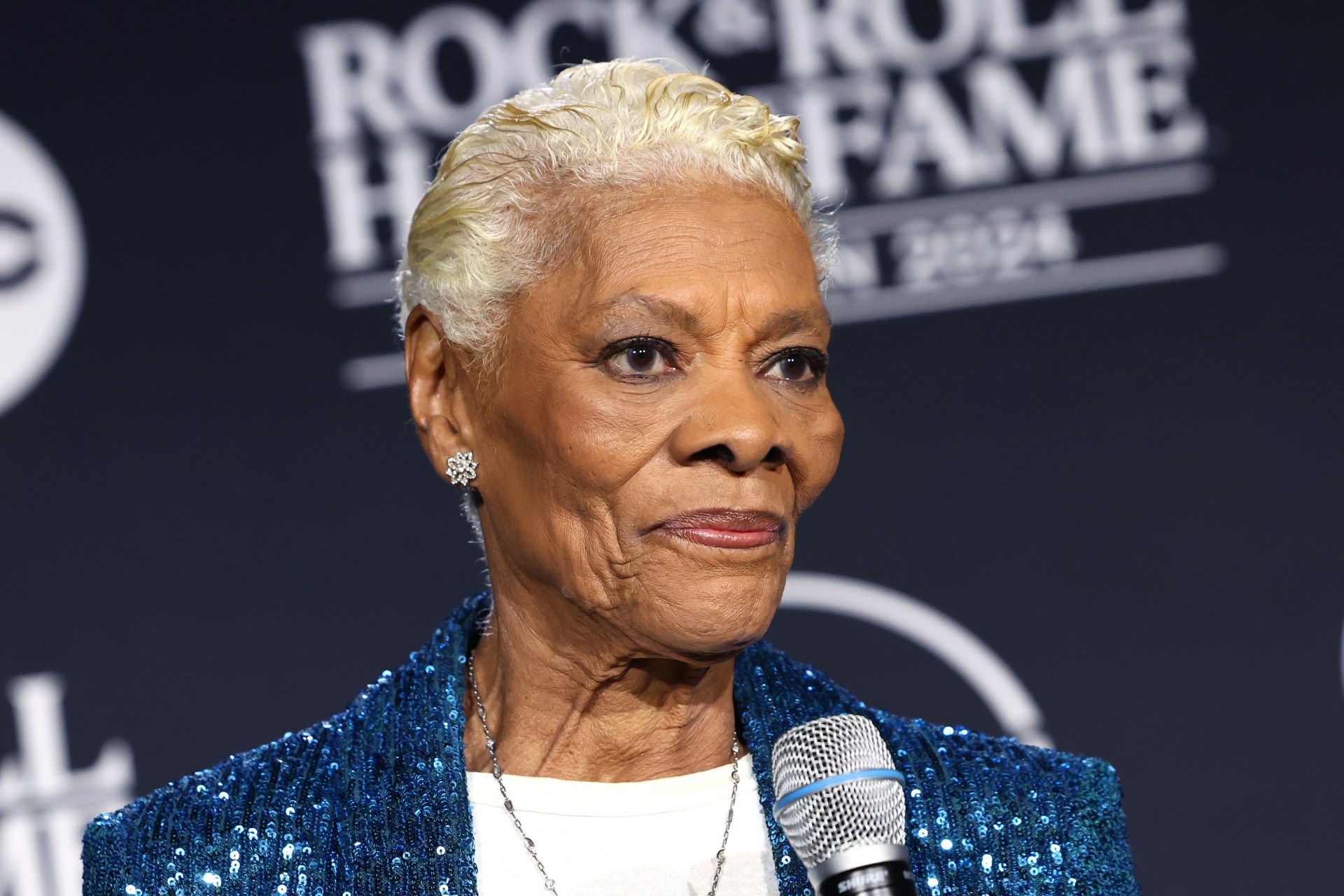 Lisa Kudrow was once mistaken for Dionne Warwick and we’re sorry, what?