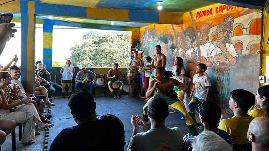 Turista causa revolta ao oferecer banana a capoeirista na Rocinha