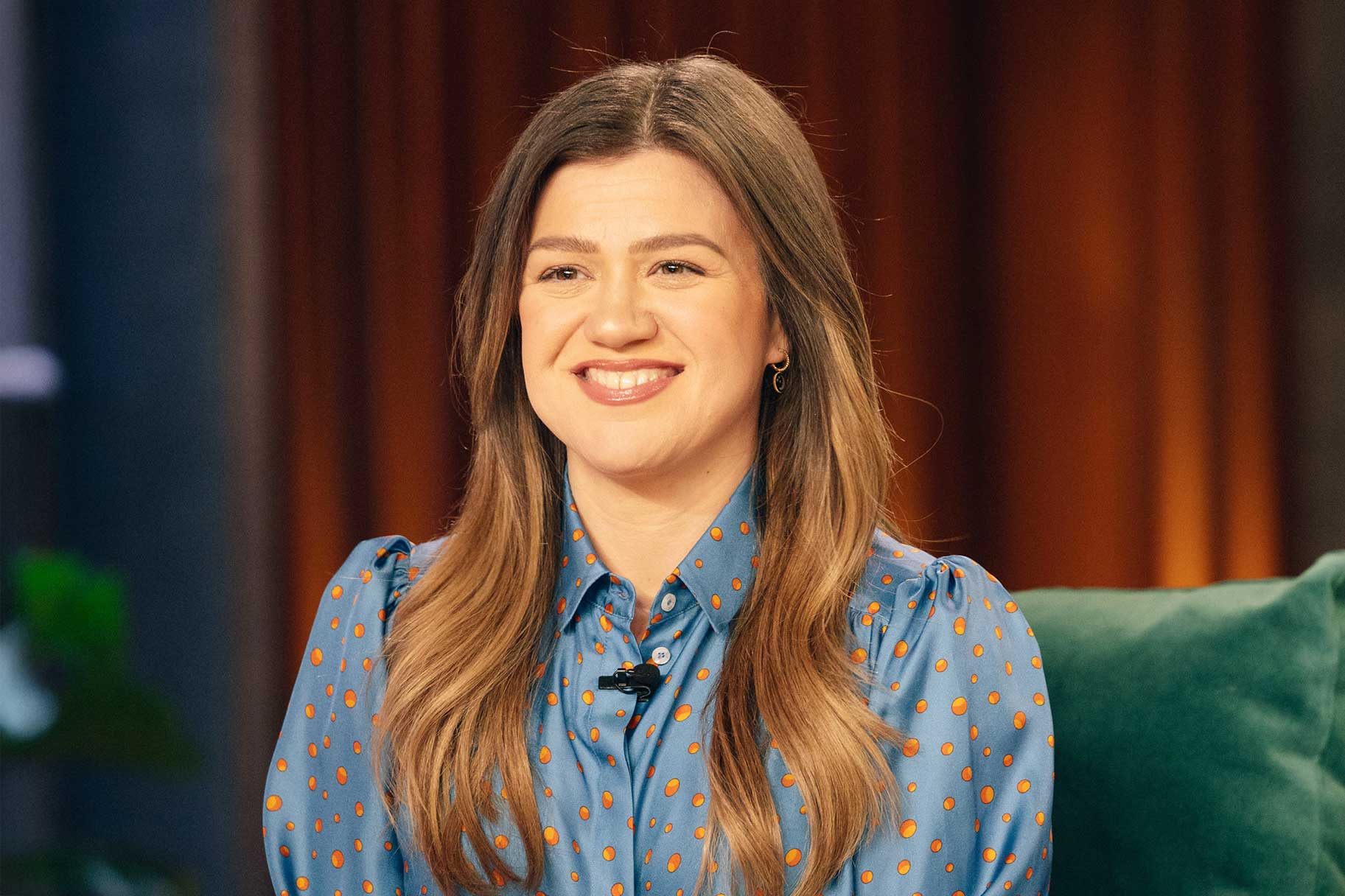 Kelly Clarkson got choked up on her talk show after getting this ...