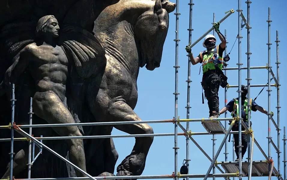Trump awards $5M no-bid gold leaf contract for Lincoln Memorial statues