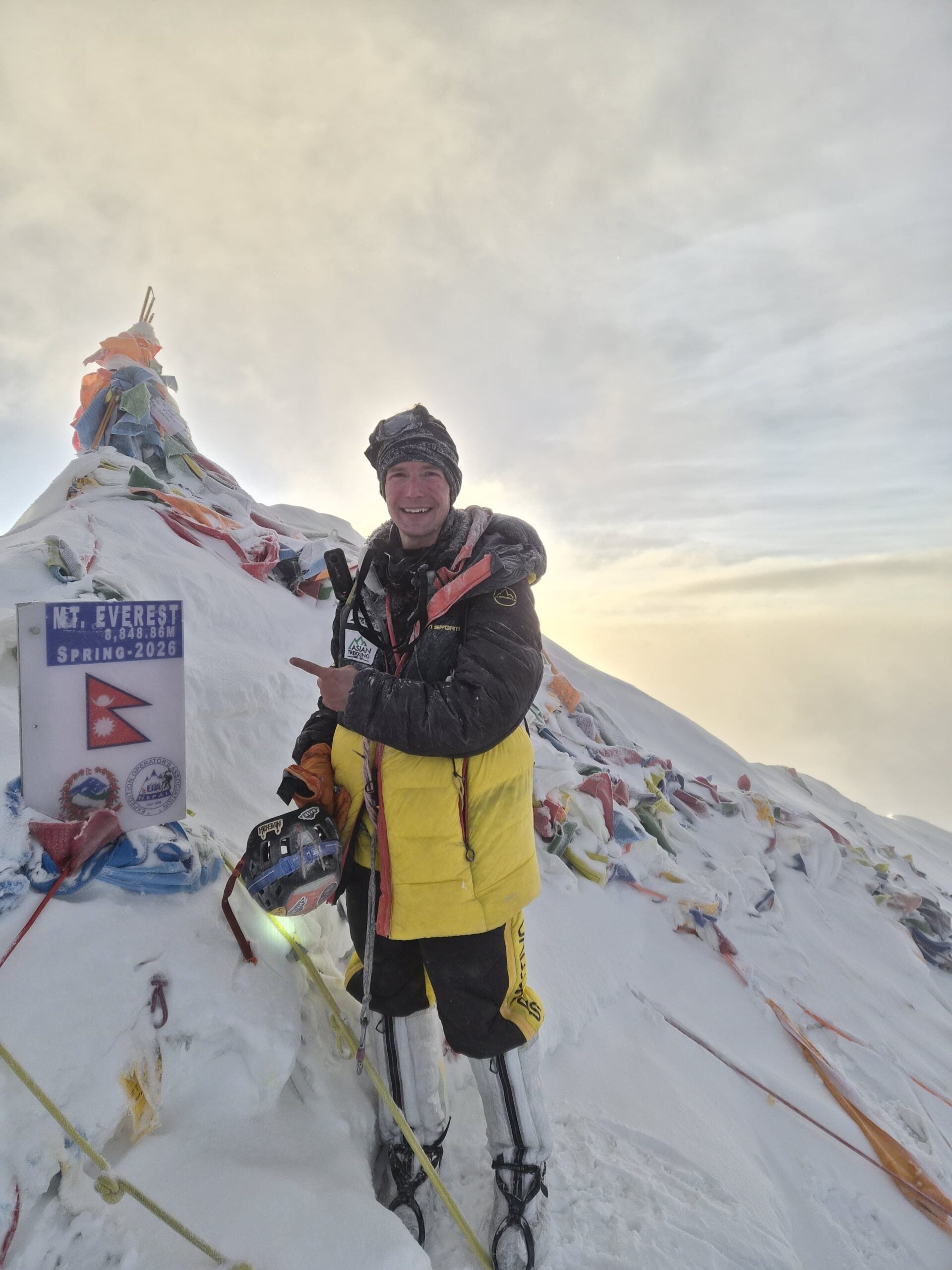 Mass. man reports beating Mount Everest speed climbing record