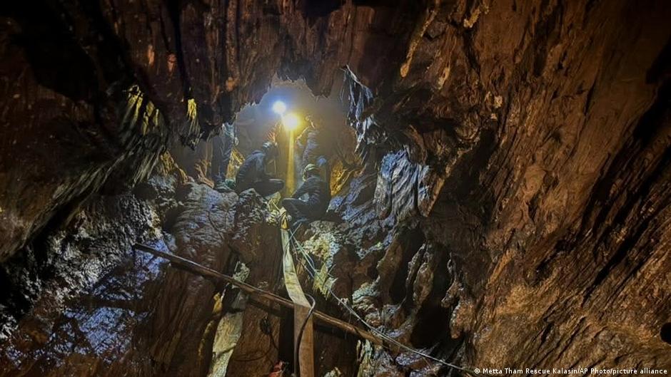 Laos: First villager rescued from flooded cave