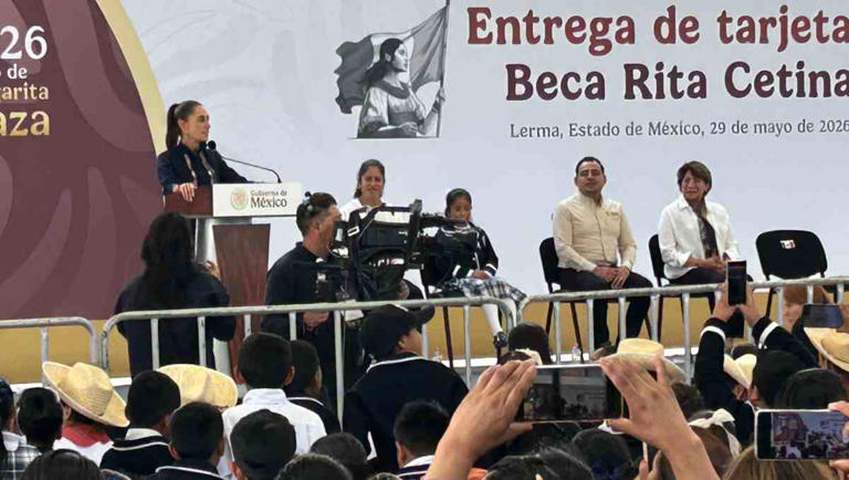 Sheinbaum y Delfina entregan becas 'Rita Cetina' a estudiantes en Lerma