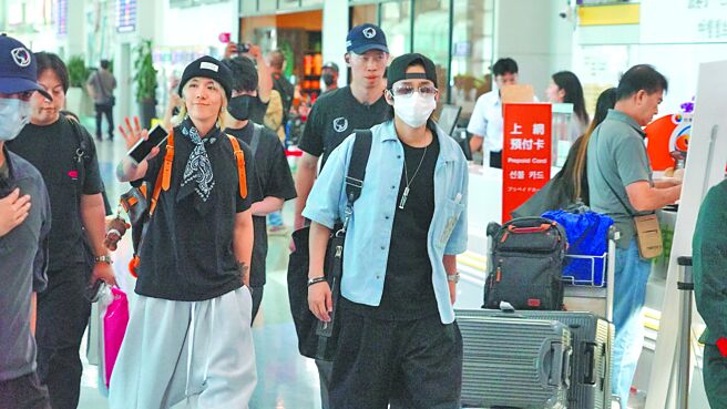 韓流襲港都 GD搭專機 FTISLAND頻揮手