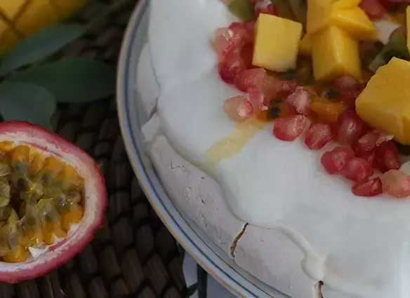 Easy pavlova with exotic fruits