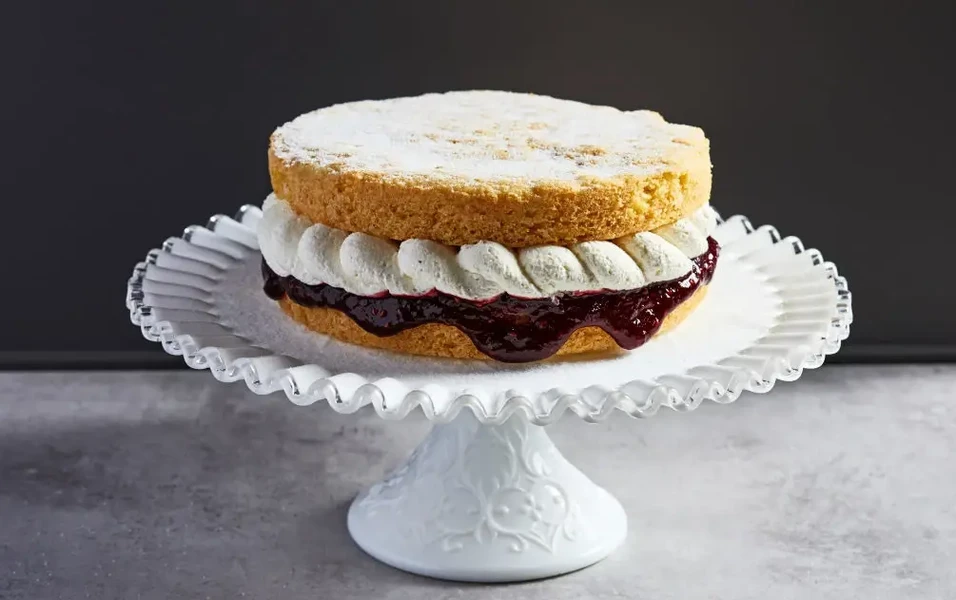 Victoria sponge cake through time and taste