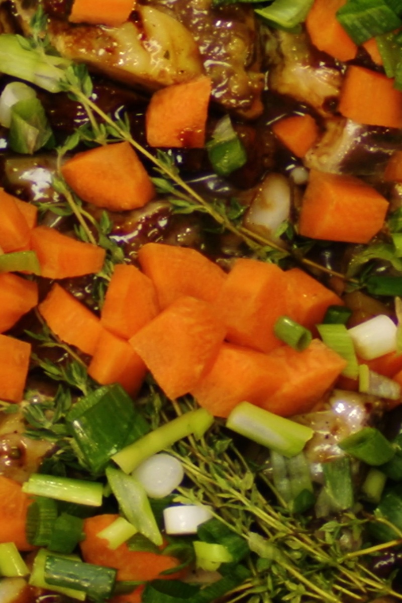 Guisado de rabo de boi das Caraíbas com ervilhas de pombo e legumes