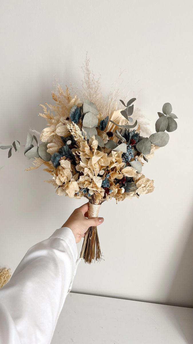 Buquês inusitados: case com estilo e sem usar flores com essas tendências