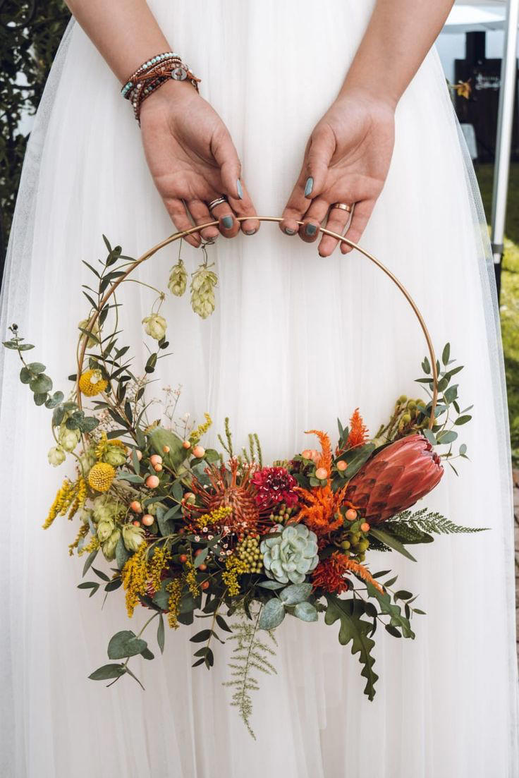 Buquês inusitados: case com estilo e sem usar flores com essas tendências