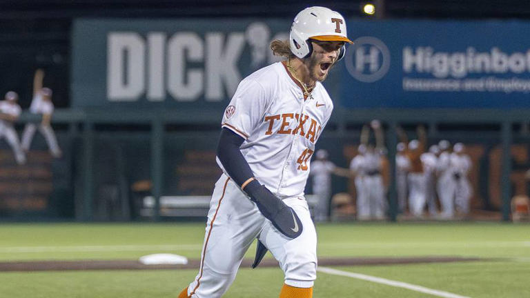 Anthony Pack Jr. leads the charge as No. 6 Texas wallops Holy Cross