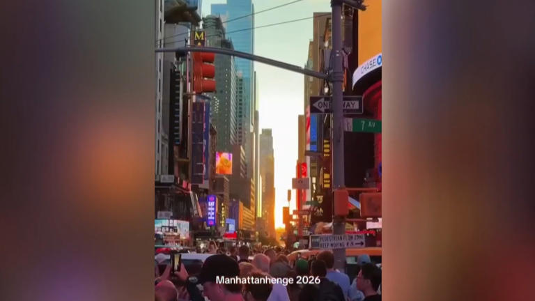 New Yorkers flood Midtown streets to capture stunning 'Manhattanhenge ...
